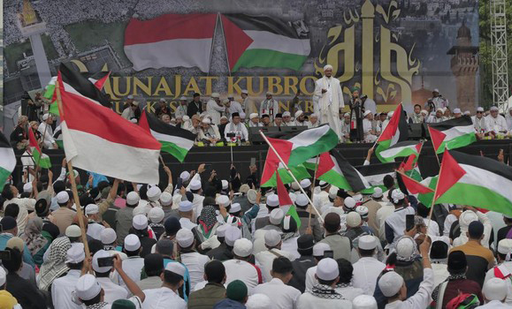 Bendera Palestina Berkibar di Tengah Reuni 212 di Monas - FATIVA.id