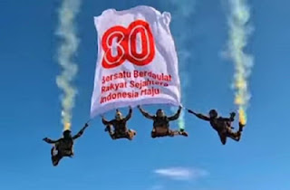 Penerjun TNI Kibarkan Merah Putih di Udara Sambut HUT RI 2025 - FATIVA.id